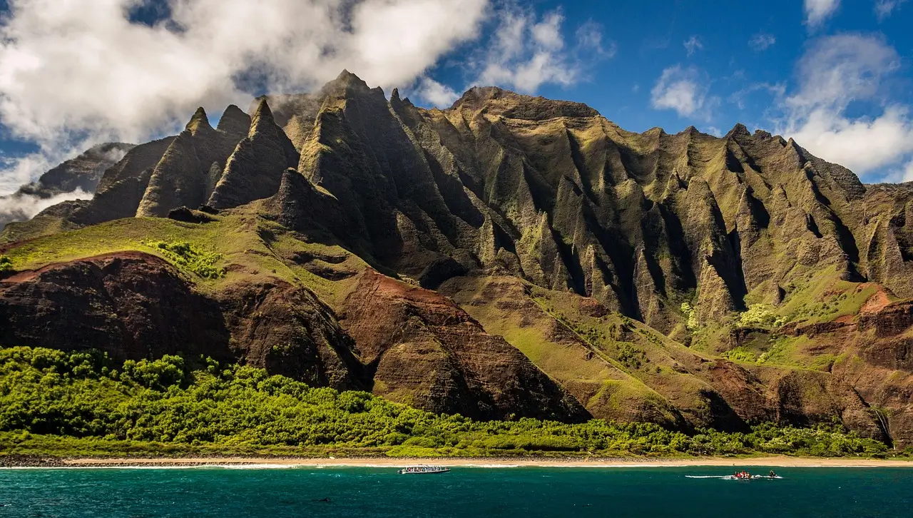 Nuʻuanu Pali Lookout Oahu: History, Legends, Directions and Visitor Tips